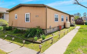 8 Landscaping Ideas for Around Mobile Home Skirting