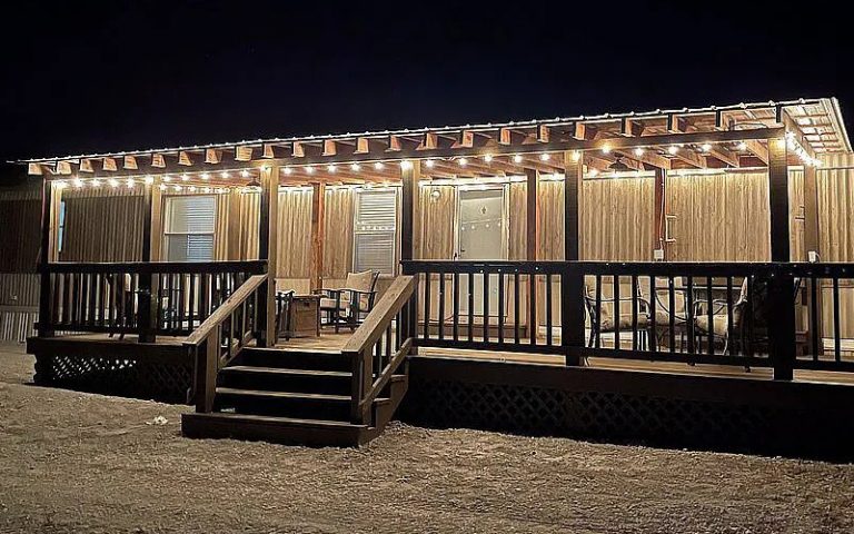 How to Choose the Perfect Front Porch Lighting for Your Mobile Home