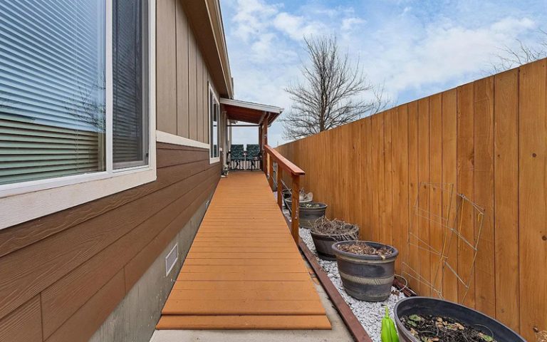 5 Privacy Fence Ideas for Around Your Mobile Home