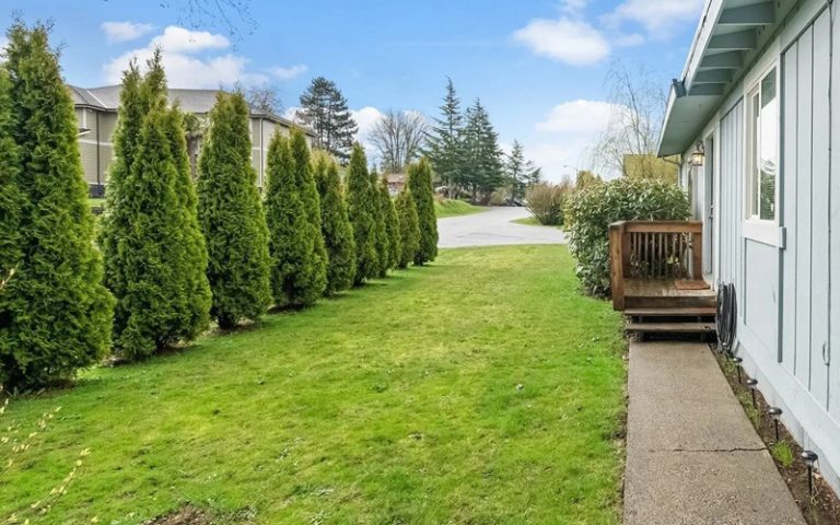 5 Privacy Fence Ideas for Around Your Mobile Home