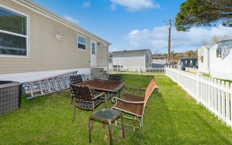 5 Privacy Fence Ideas for Around Your Mobile Home