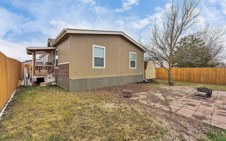 5 Privacy Fence Ideas for Around Your Mobile Home