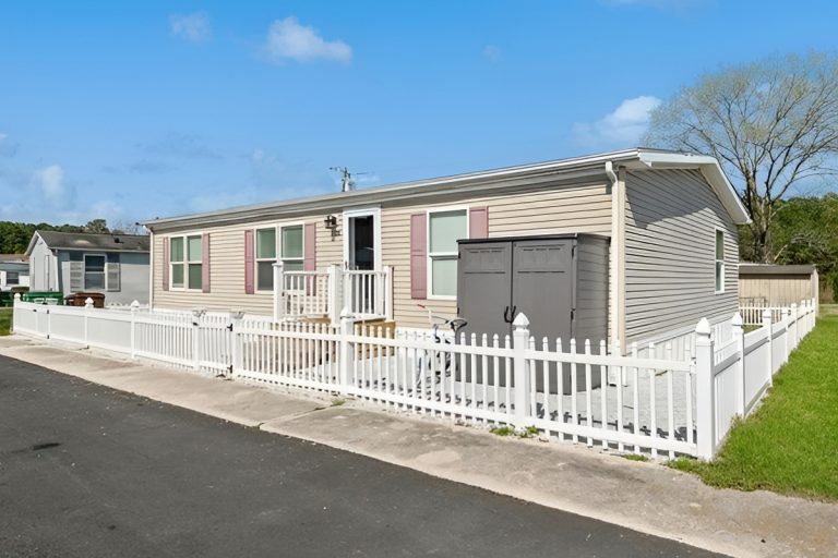 5 Privacy Fence Ideas for Around Your Mobile Home