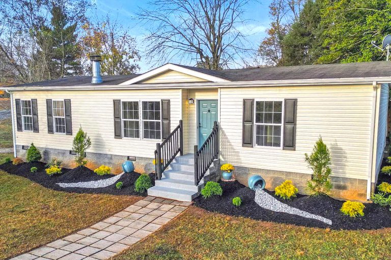 11 Stunning Mobile Home Flower Bed Ideas for Beautiful Landscaping