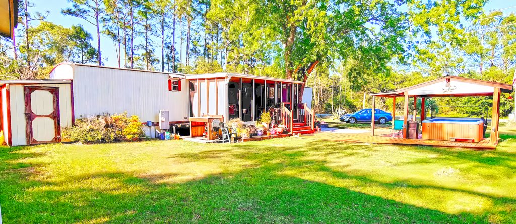 Cozy 1980 Mobile Home With A Screened-In Porch and Pool