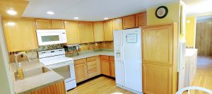 Cozy 1980 Mobile Home With A Screened-In Porch and Pool