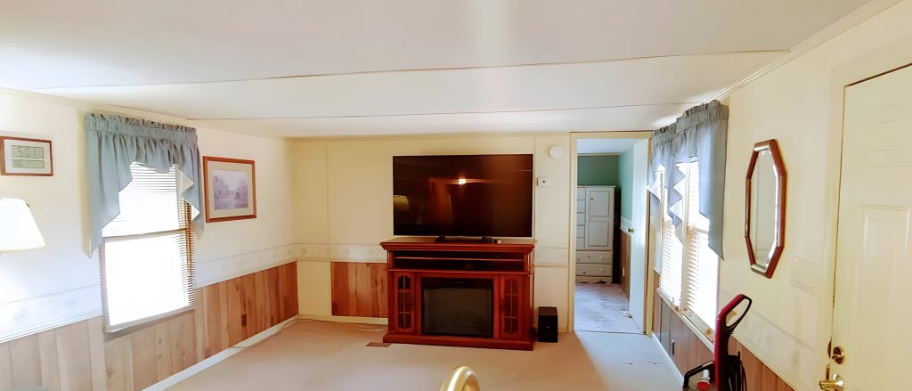 Cozy 1980 Mobile Home With A Screened-In Porch and Pool