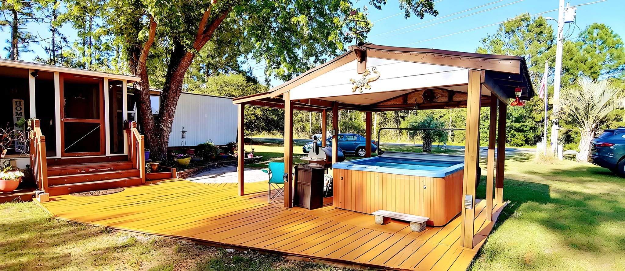 Cozy 1980 Mobile Home With A Screened-In Porch and Pool