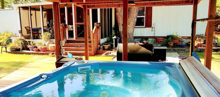 Cozy 1980 Mobile Home With A Screened-In Porch and Pool