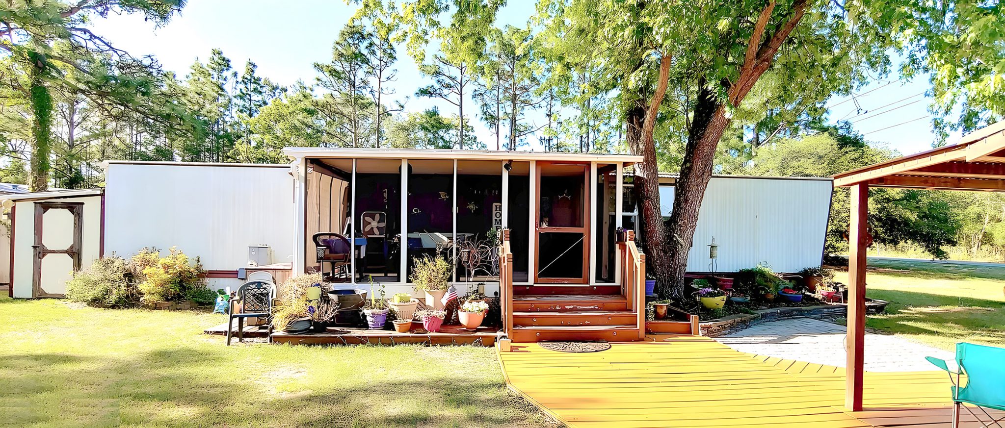 Cozy 1980 Mobile Home With A Screened-In Porch and Pool