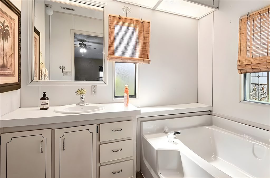 A Look Inside a Charming 1989 Mobile Home Makeover: Inspiring ...