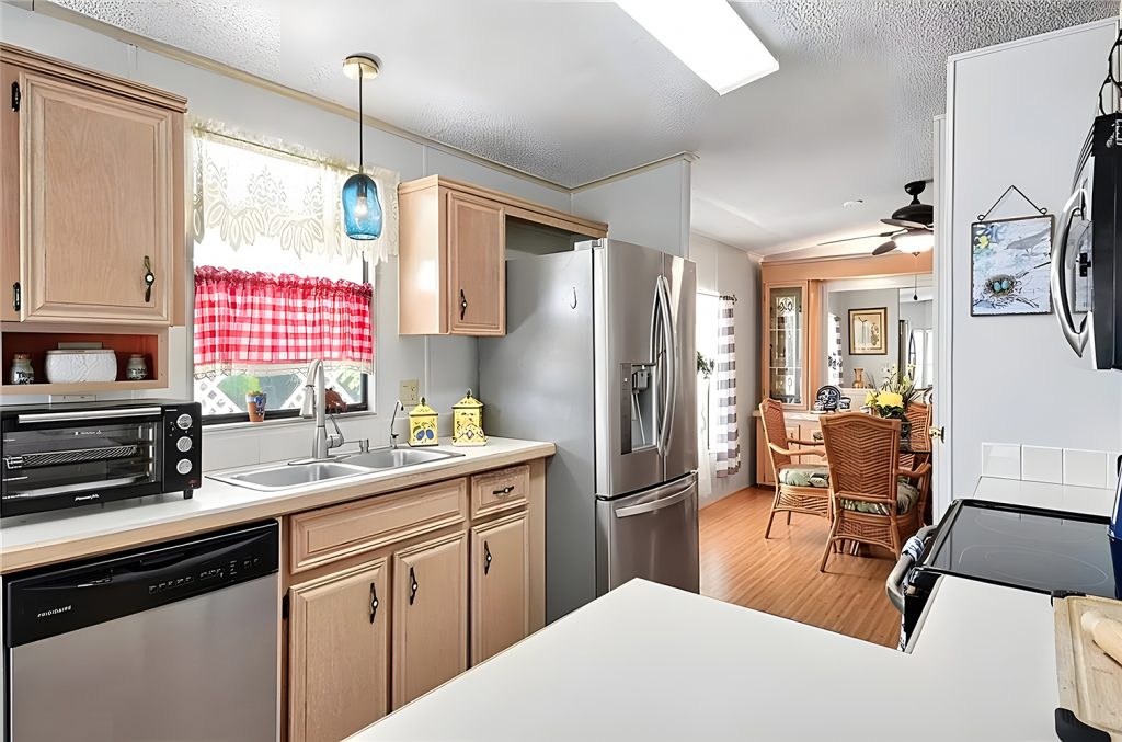 A Look Inside a Charming 1989 Mobile Home Makeover: Inspiring ...