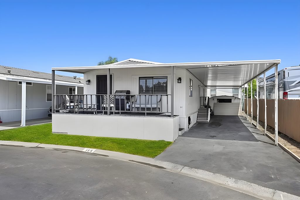 Step Into This Updated 1980s Mobile Home with a Modern Style