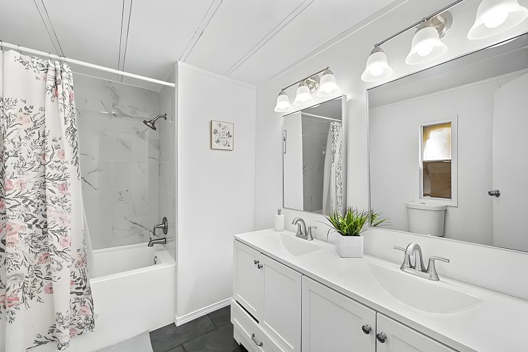 Step Into This Updated 1980s Mobile Home with a Modern Style