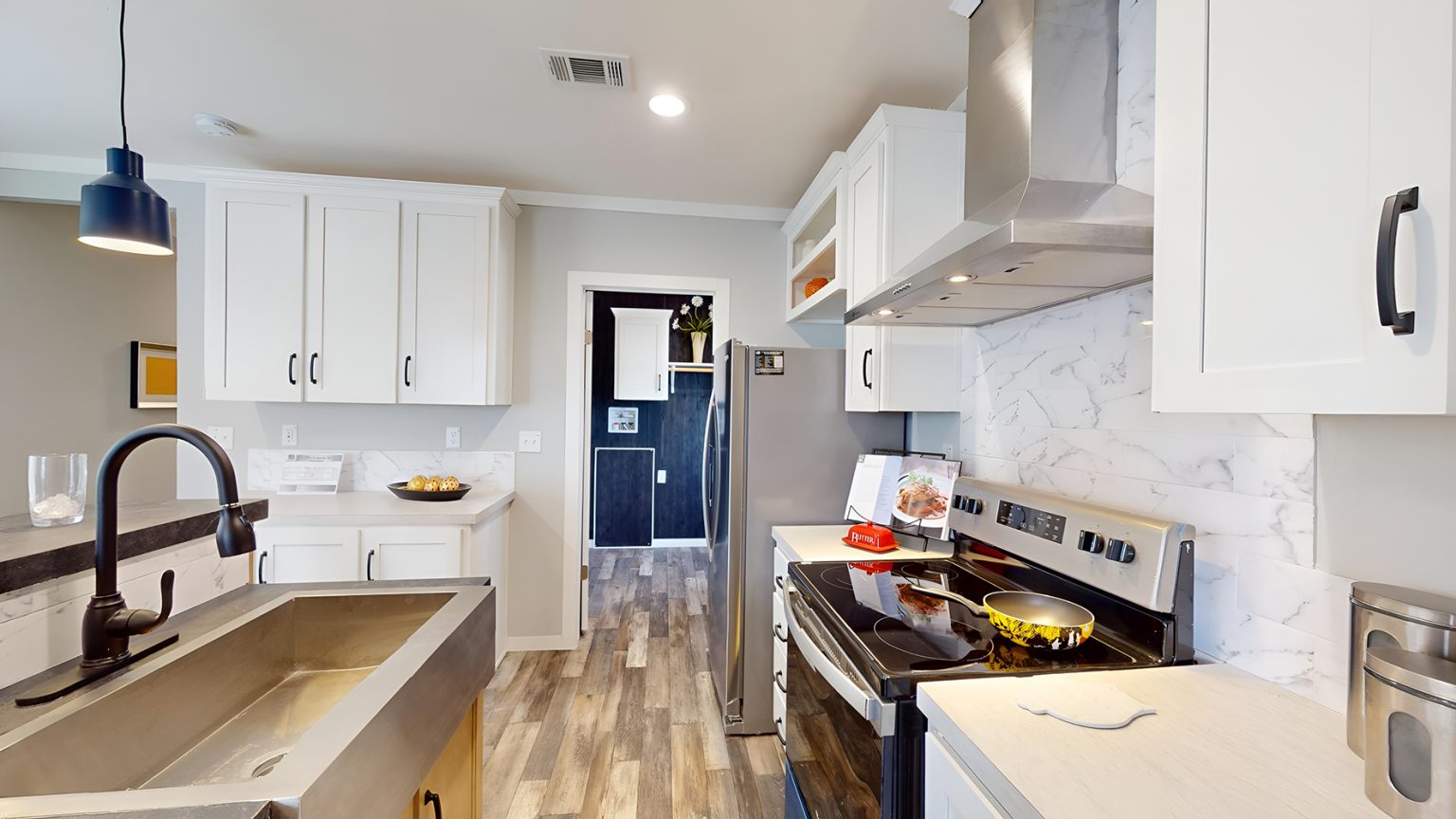 A Compact and Well-Organized Single Mobile Home