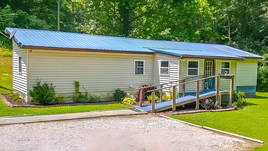 15 Farmhouse Mobile Home Exterior Ideas