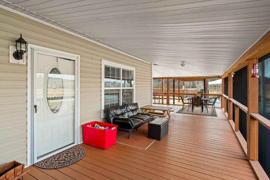 Stunning Wrap-Around Porch Design for Mobile Homes