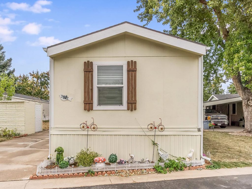 1998 Single Wide Mobile Home Makeover: Inspiring Interior & Exterior ...