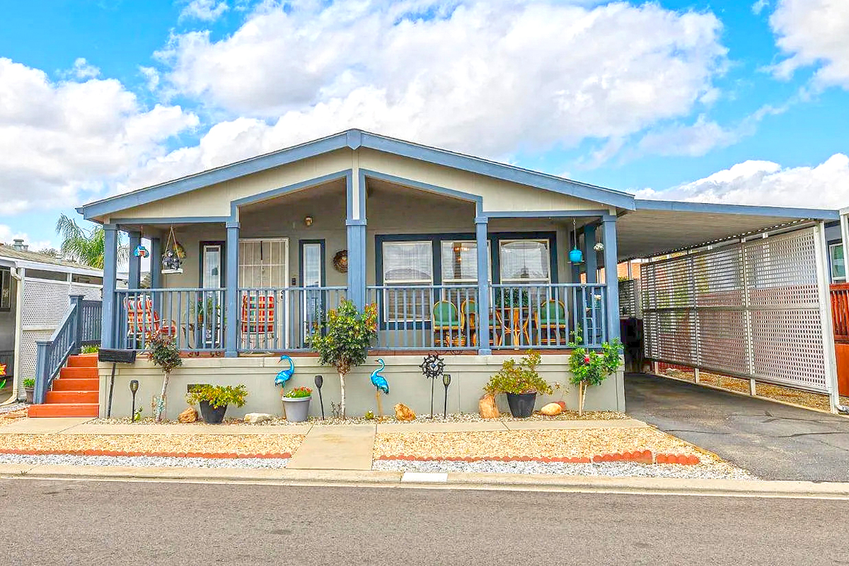 Charming 2000 Double Wide Mobile Home Makeover: Inspiring Exterior ...