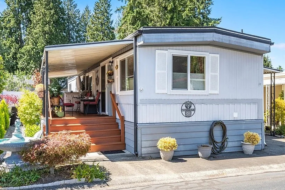 A Look Inside a Cozy 1973 Single Wide Mobile Home: Inspiring Interior ...