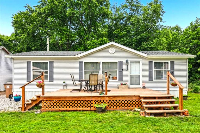 19 Double Wide Deck Ideas That Add Comfort, Charm, and Curb Appeal