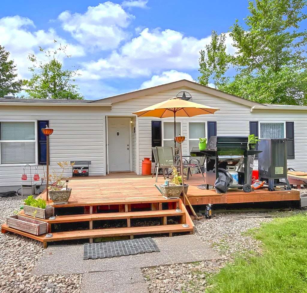 19 Double Wide Deck Ideas That Add Comfort, Charm, and Curb Appeal