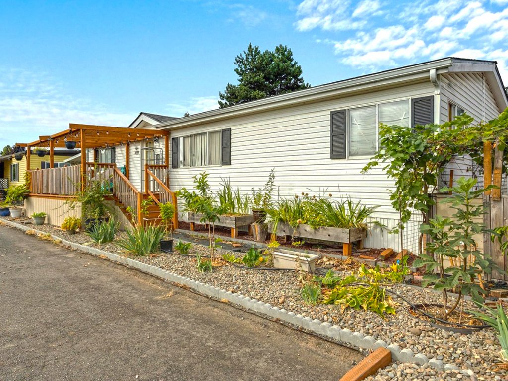 28 Double Wide Mobile Home Landscaping Ideas That Wow