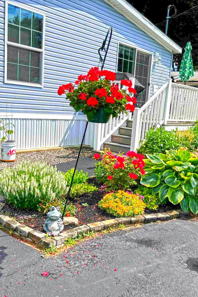 43 Inspiring Mobile Home Landscaping Ideas for Every Yard Size