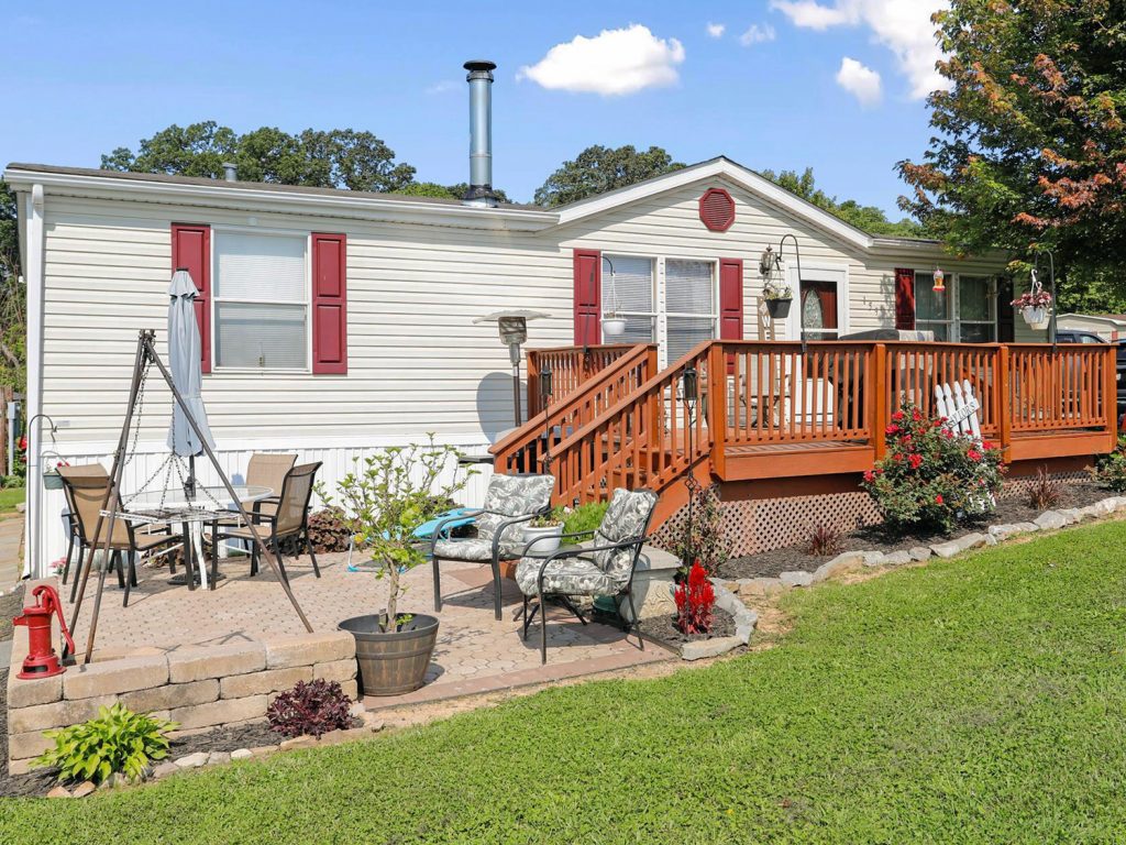 12 Easy Ways to Make Your Mobile Home Look Like a House (Without ...