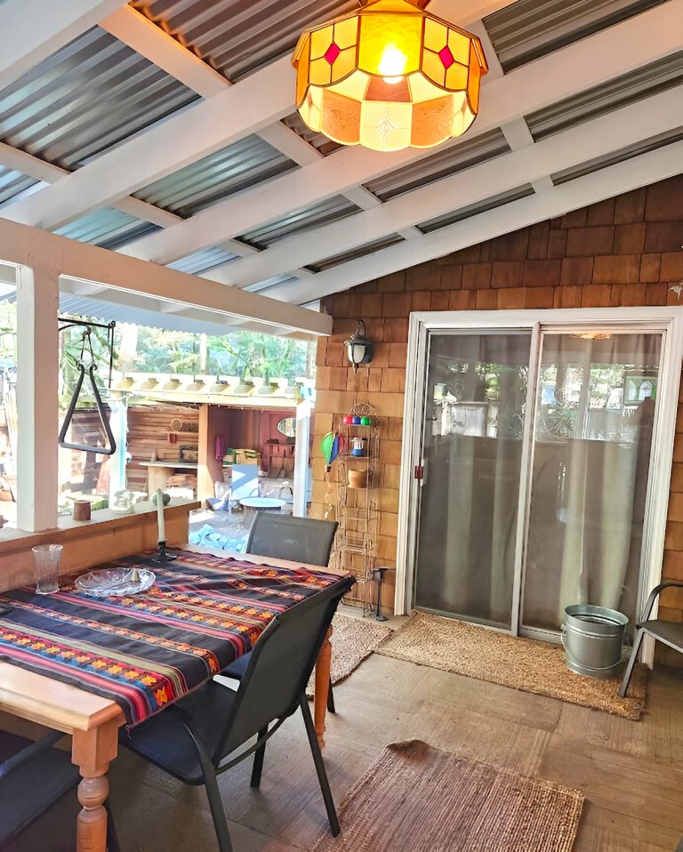 Step Into a Cozy 1980 Trailer Home: Inspiring Interior & Exterior Makeover