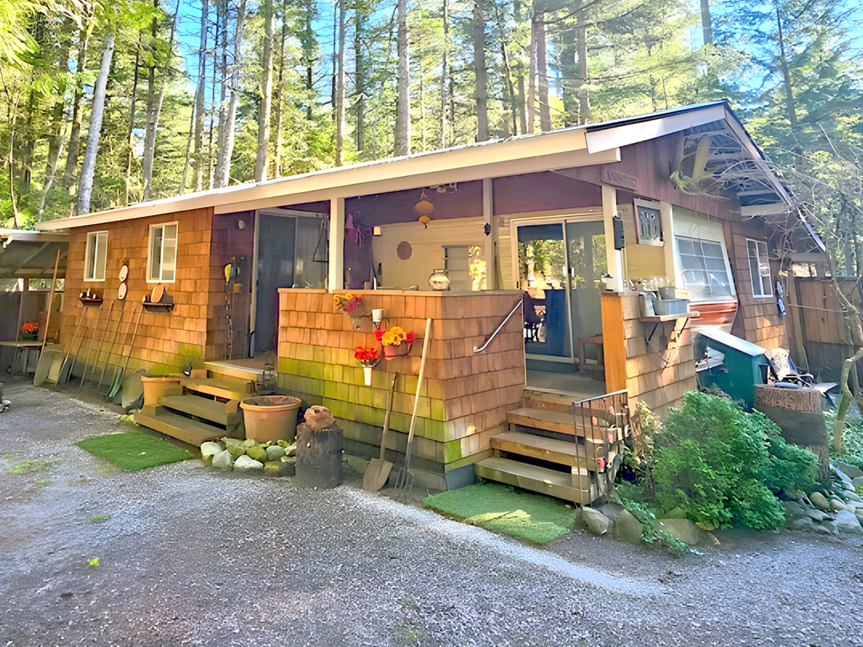 Step Into a Cozy 1980 Trailer Home: Inspiring Interior & Exterior Makeover
