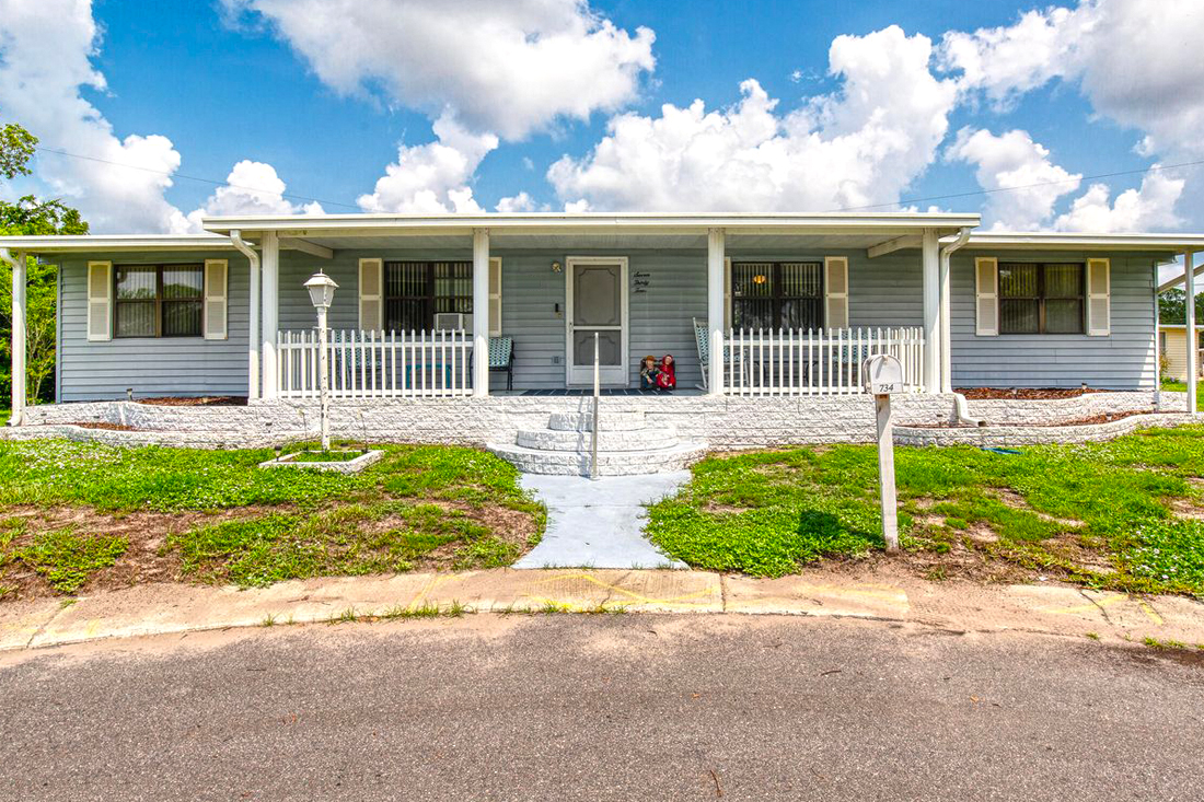 Step Inside This Inviting Double Wide Mobile Home With Beachy Vibes ...