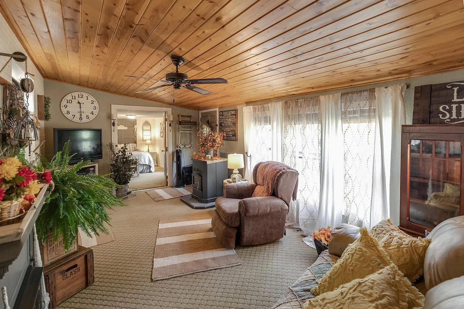 Charming Mobile Home Decorating Ideas: Vintage Farmhouse Touches for a ...