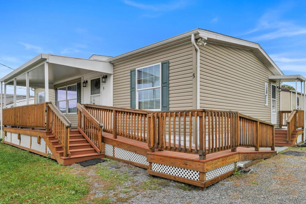 17 Inspiring Mobile Home Deck and Porch Designs That Add Instant ...