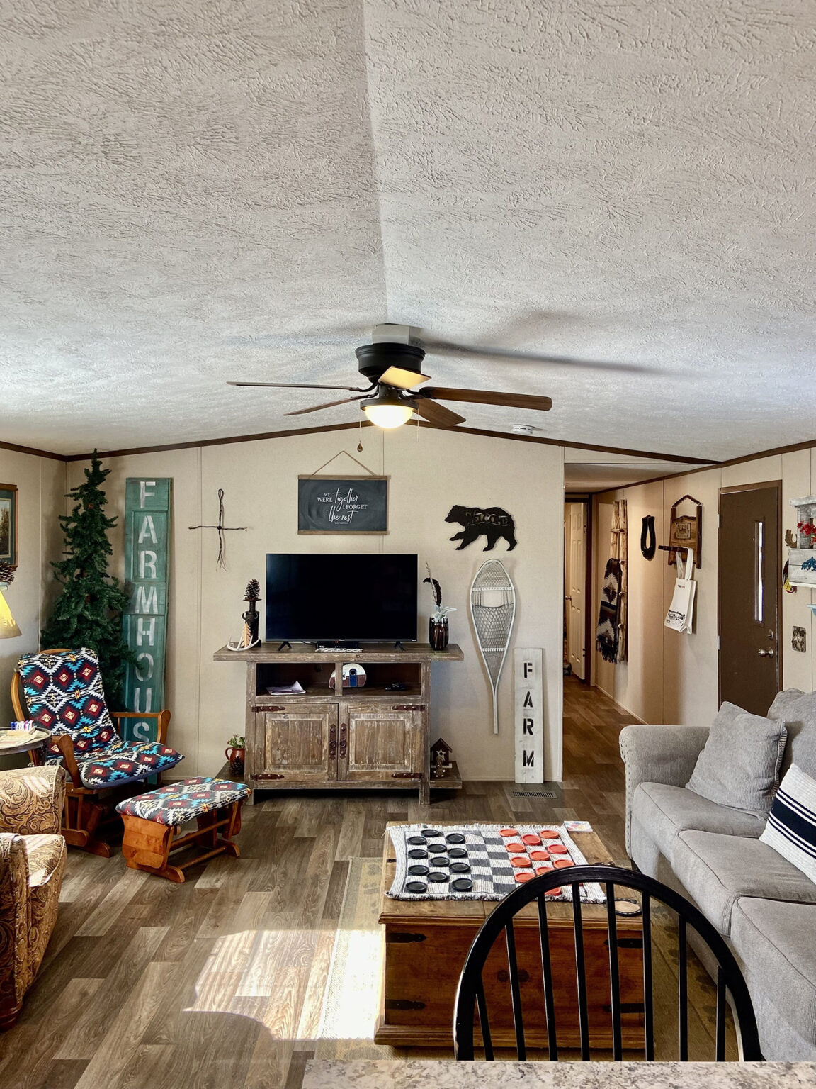 25 Mobile Home Decorating Tips That Make Small Spaces Feel Stylish ...